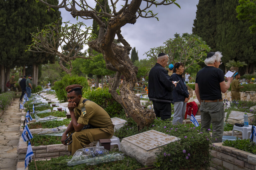 Wed. 9:05 a.m.: Hecklers interrupt Israel PM’s Memorial Day speech on ...